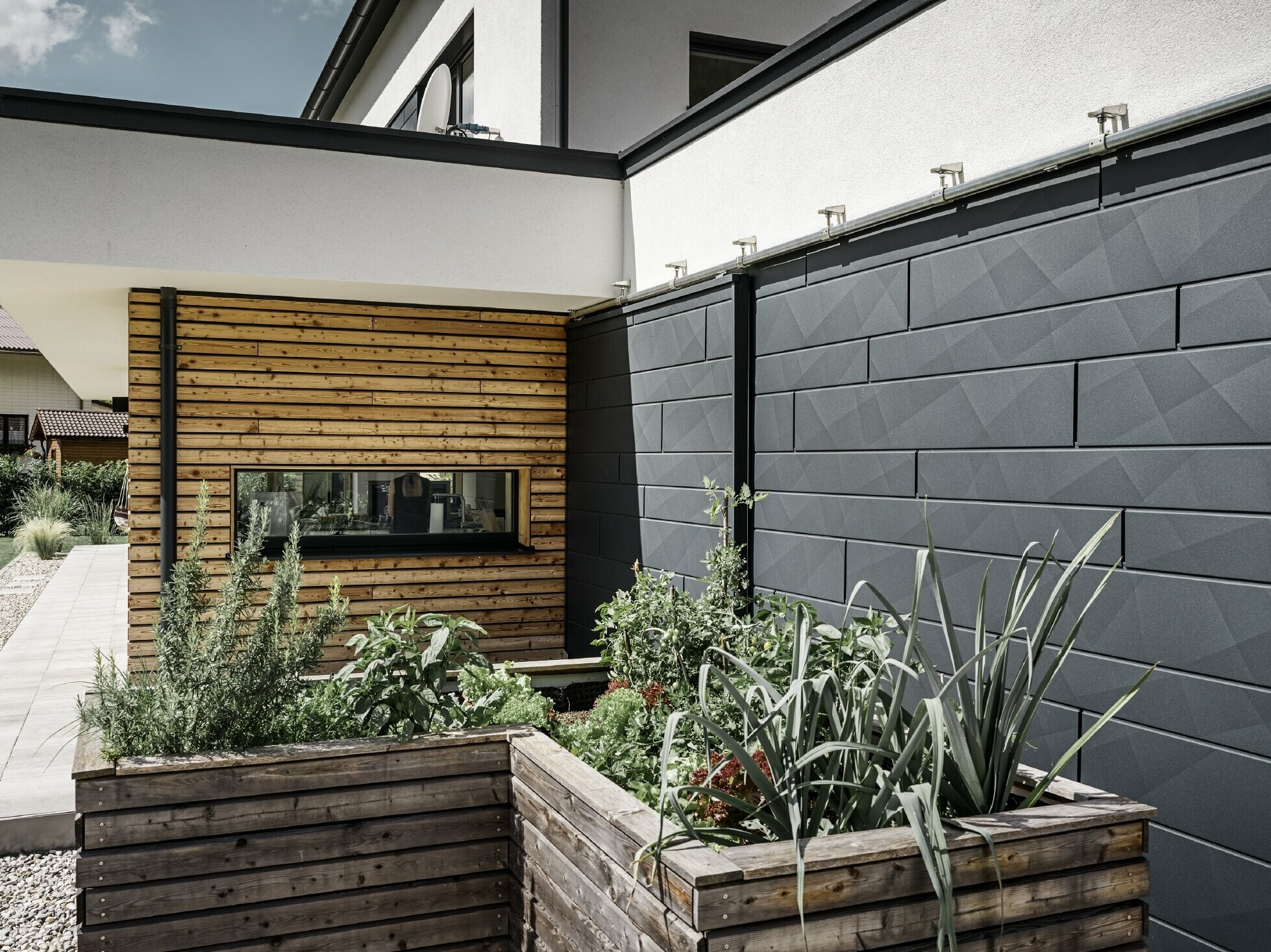 Holz trifft auf Aluminium an der Fassade: eine spannende, schöne und ...
